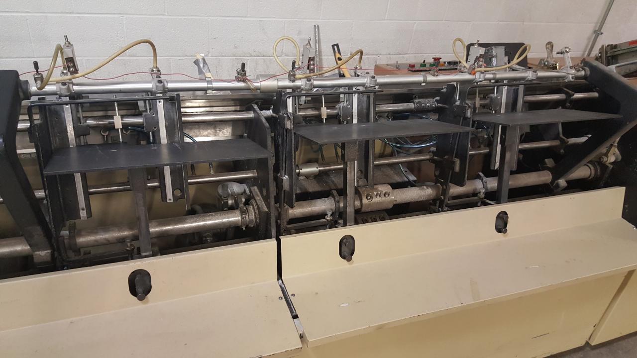 Lot #49: Harris Macey OMNIBINDER 9 Pocket Collator/Stitcher with Offset ...